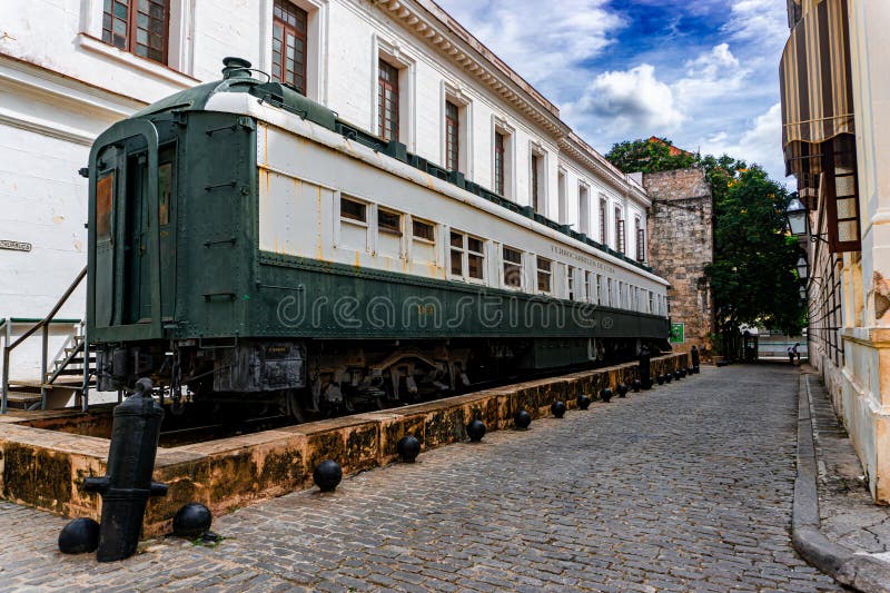 Old Train Cuban in Rustic Street in Old Havana, Cuba Editorial ...