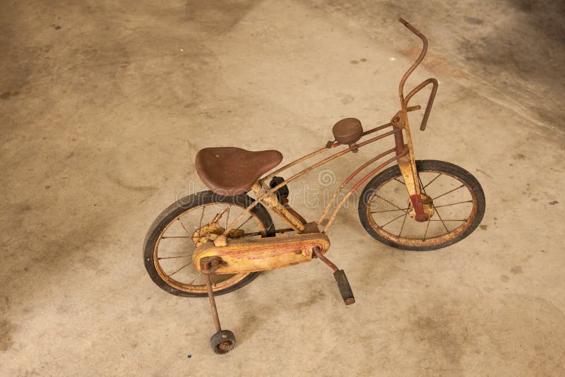 Old vintage rust bicycle stock photo. Image of stressed - 35715008