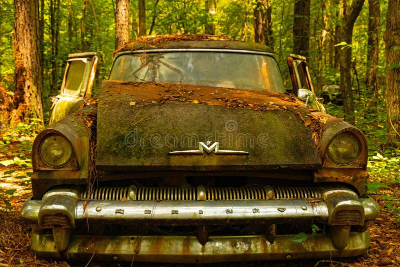 Old vintage wrecked car editorial image. Image of grunge - 282771525