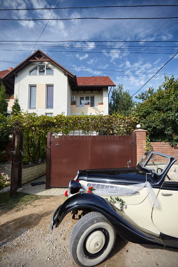 Old Wedding Car in Front of House Stock Image - Image of outdoors, land ...