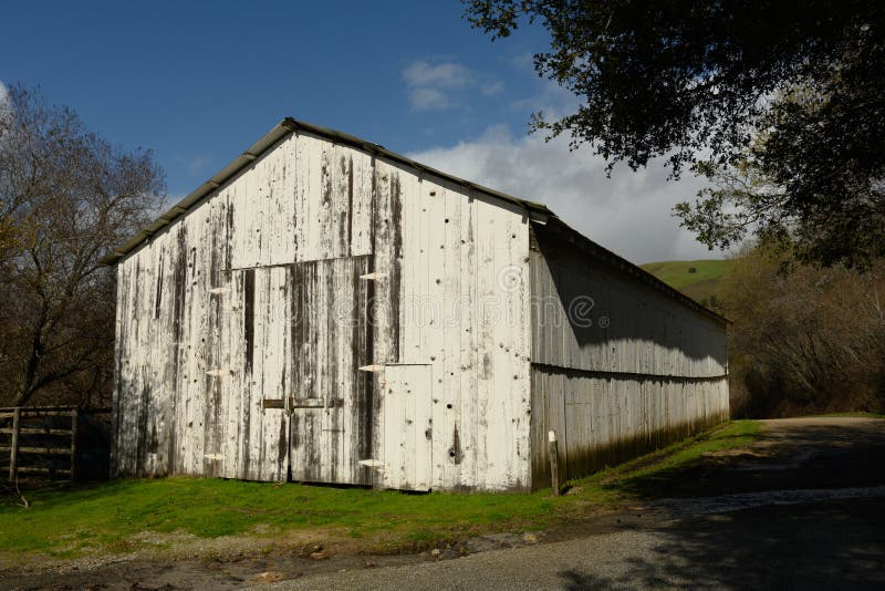 Old White Barn Along Highway 1 Stock Image - Image of structure ...