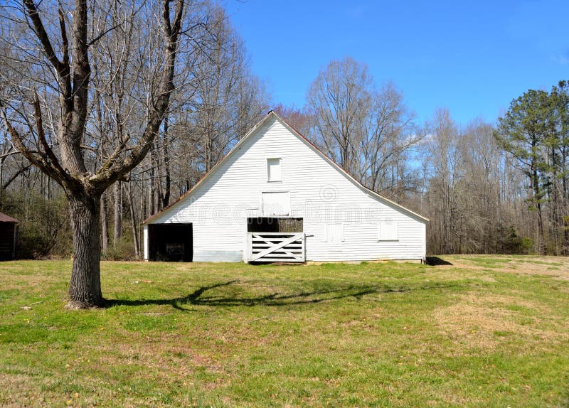 Old White Barn Shed in Georgia Stock Photo - Image of facade ...
