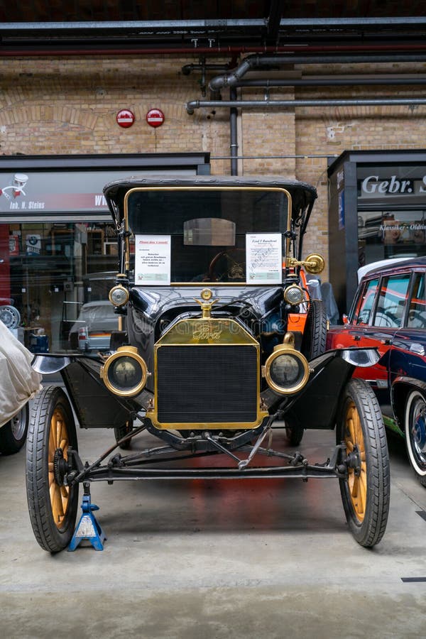 Oldtimer Classic cars editorial stock image. Image of classic - 194055344
