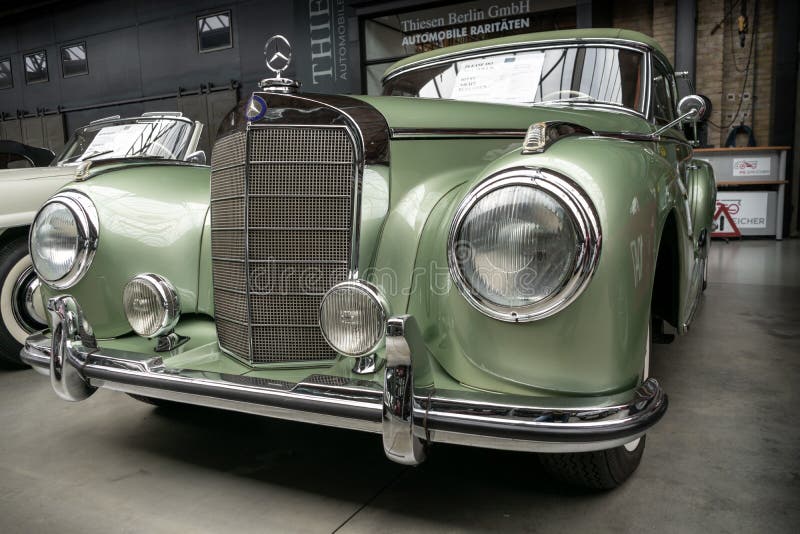 Oldtimer Classic cars editorial photography. Image of classic - 194055257