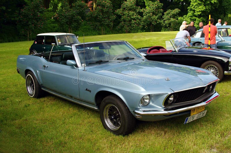 Oldtimer Ford Mustang redaktionelles stockfotografie. Bild von weinlese ...