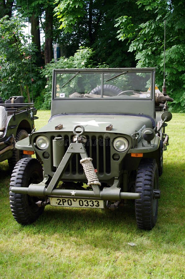 Oldtimer-Jeep redaktionelles bild. Bild von drehzahl - 47935945