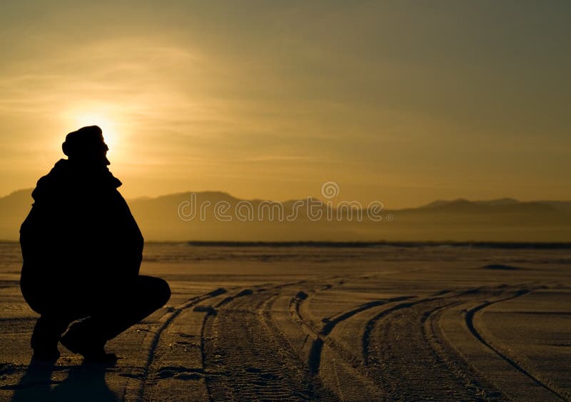 O homem olha para o longe foto de stock. Imagem de sombra - 2105770