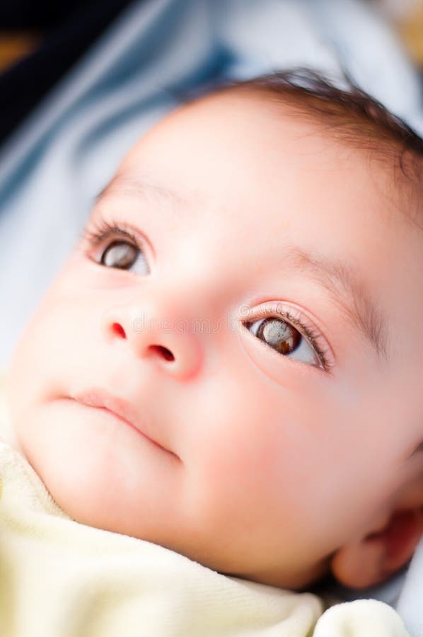 Olhos Do Bebê Que Olham Acima Foto de Stock - Imagem de bebe, olhos ...