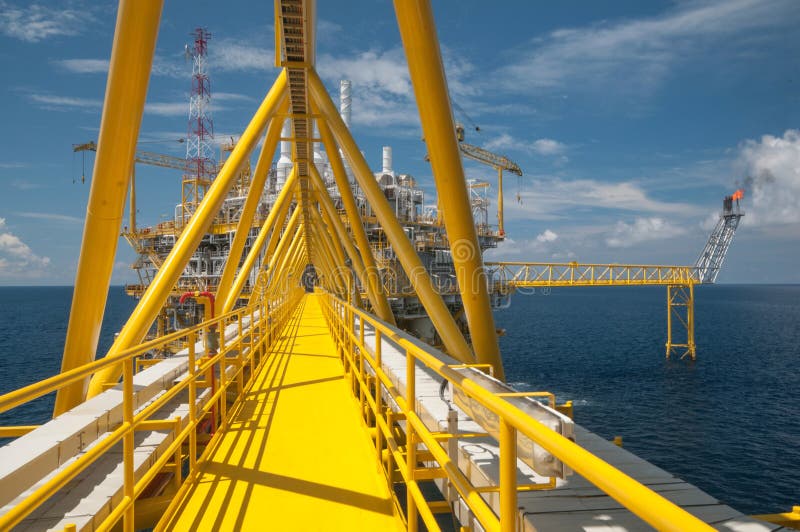 Olie En Gasplatform of Bouwplatform Stock Foto - Image of besnoeiing ...