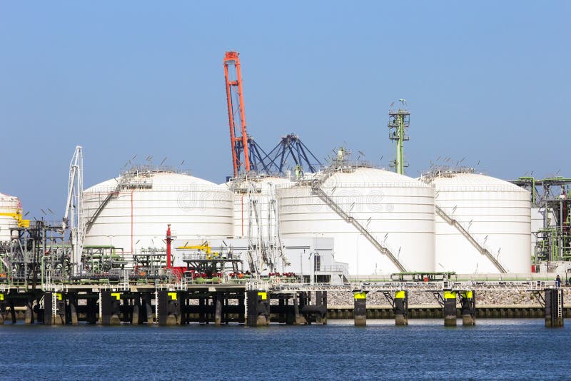 De Tank Van De Olieopslag Bij De Shell-raffinaderij Met Embleem Groot ...