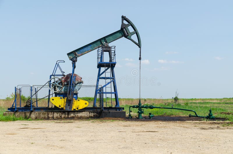 Oliepomp stock afbeelding. Image of pijpen, milieu, vogel - 34270857