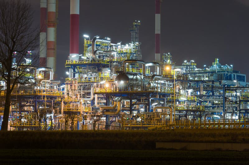 Olieraffinaderij stock foto. Image of installatie, productie - 36291784