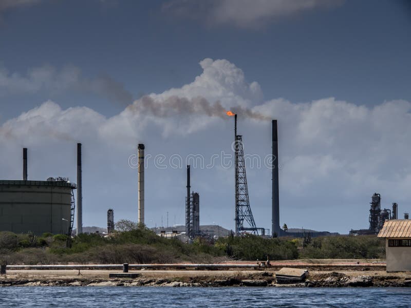 Olieraffinaderij stock foto. Image of droog, raffinaderij - 40028038