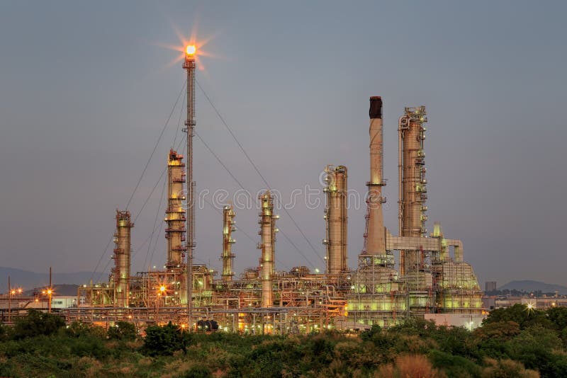 Olieraffinaderij in De Avond Stock Afbeelding - Image of petrochemisch ...
