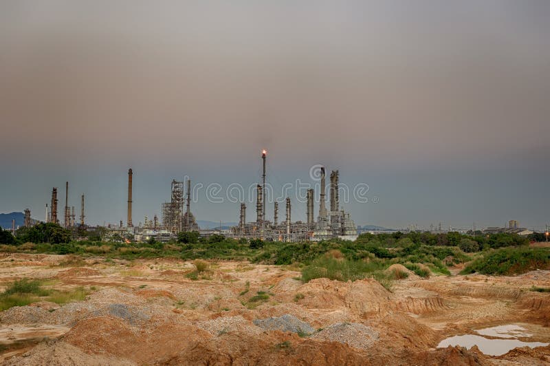 Olieraffinaderij in De Avond Stock Afbeelding - Image of petrochemisch ...