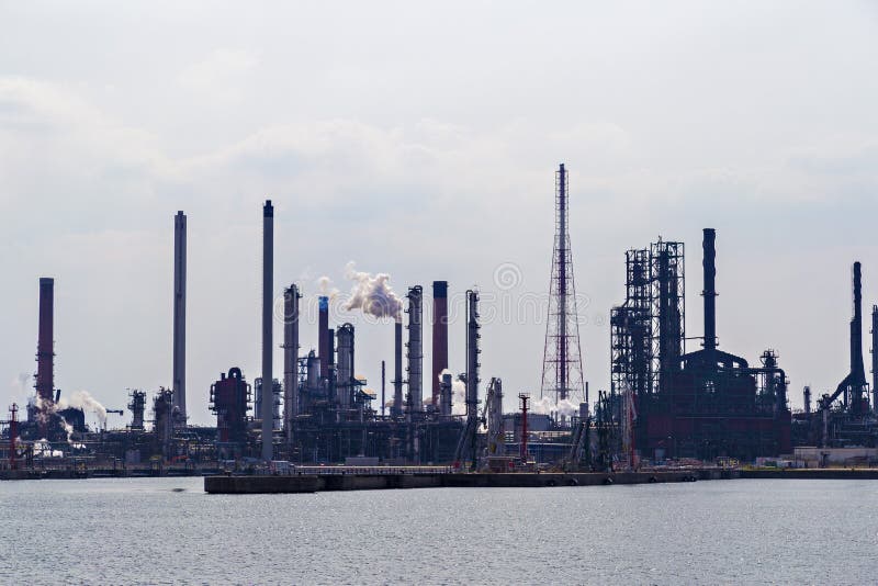 Olieraffinaderij in De Haven Van Antwerpen Stock Foto - Image of ...