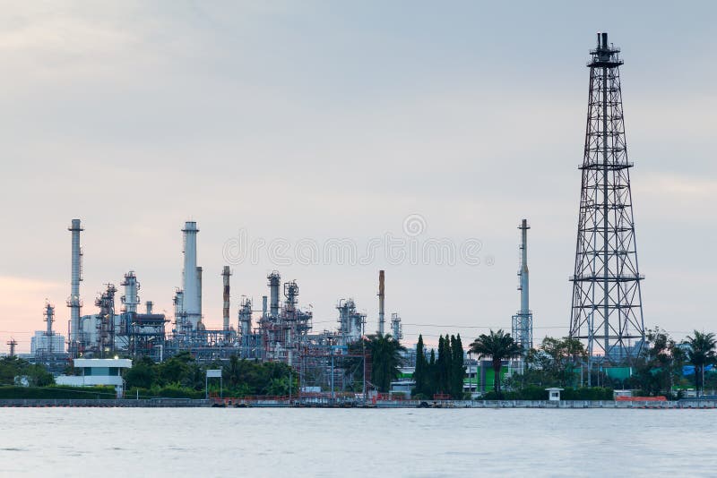 Olieraffinaderij productie stock afbeelding. Image of pijp - 62978797