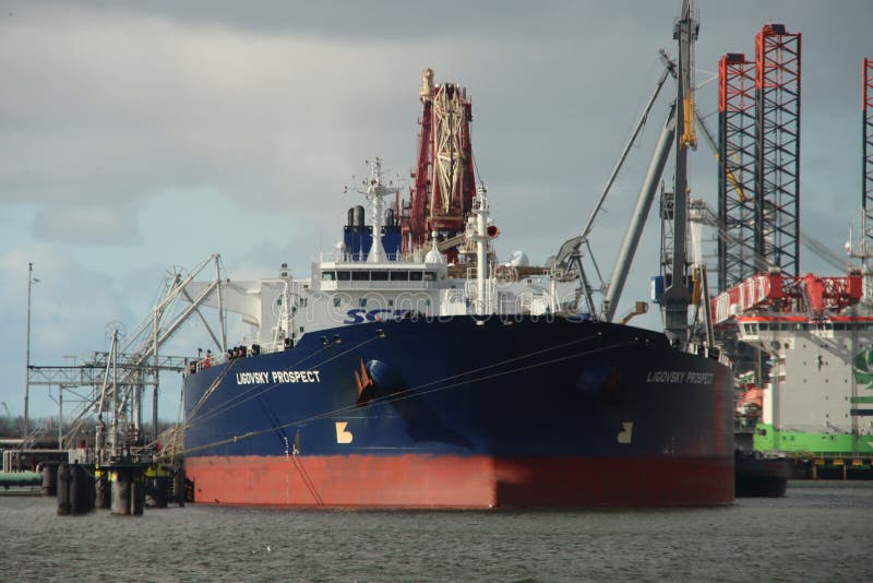 Olietanker Ligovsky in De Haven Van Botlek Redactionele Afbeelding ...