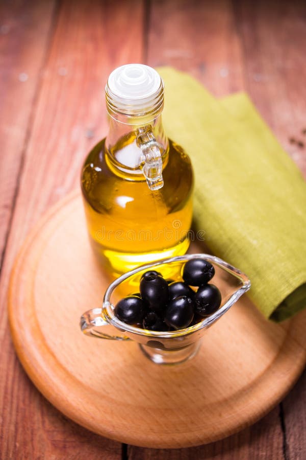Olijf en olie stock foto. Image of organisch, olie, fles - 64027536