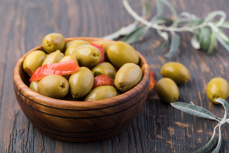 Olijven stock foto. Image of hout, voedsel, olijf, houten - 104609918