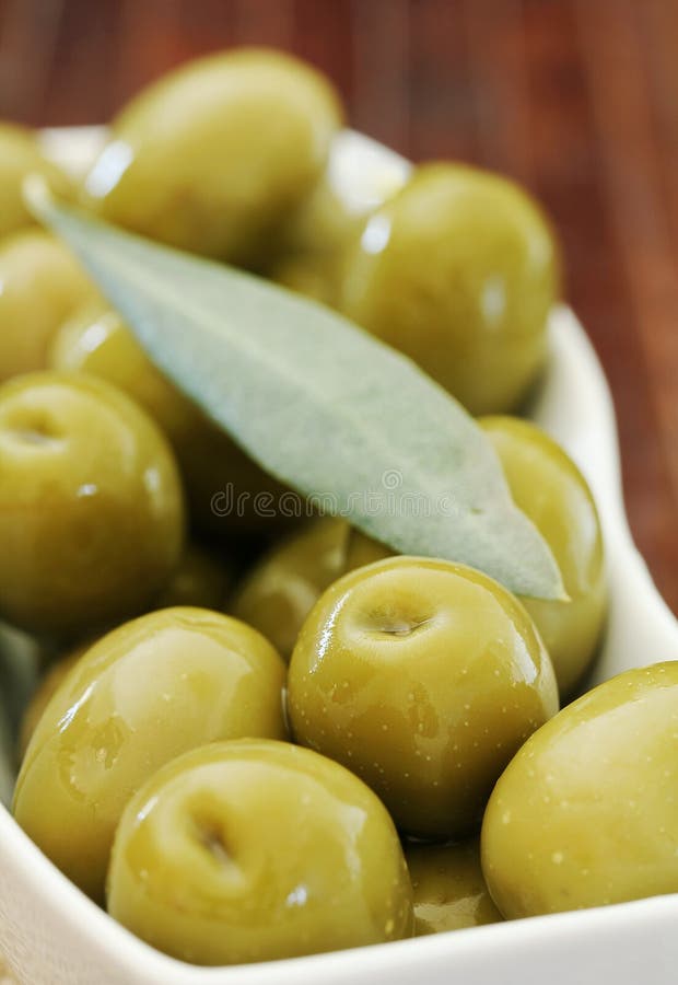 Groene olijven stock afbeelding. Image of heerlijk, vrucht - 14074161