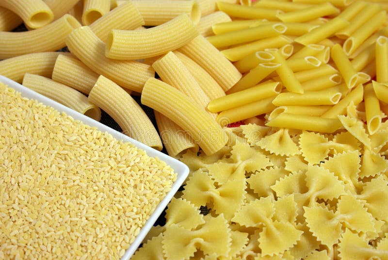 Olika former av pasta fotografering för bildbyråer. Bild av rigatonien ...