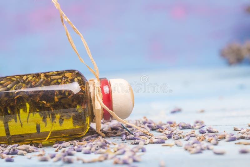Olio D'oliva Condito Con I Semi Della Lavanda Immagine Stock - Immagine ...