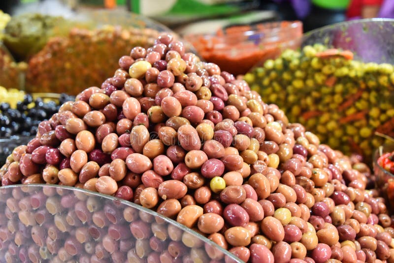 Olive Assortite Sulla Stalla Araba Del Mercato Di Strada Immagine Stock ...