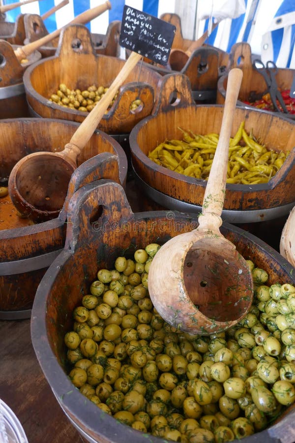 Olive E Peperoncini in Tini Di Legno Al Mercato Fotografia Stock ...