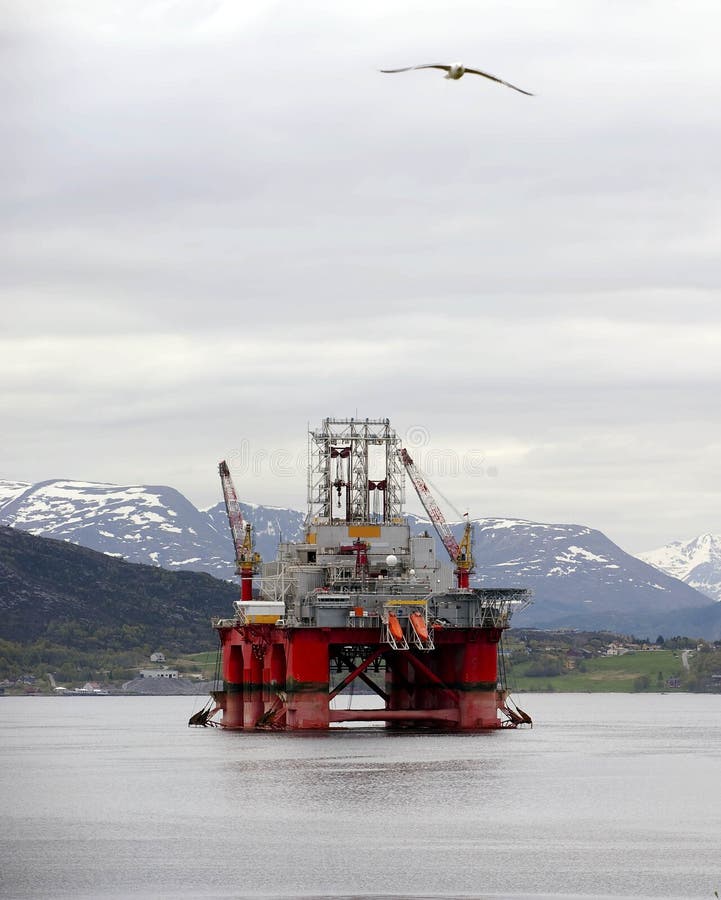 Oljeplattform ii arkivfoto. Bild av molnigt, bifokal - 15772624
