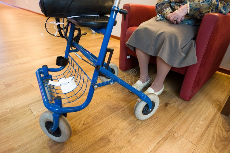 Oudste met rollator redactionele fotografie. Afbeelding bestaande uit ...