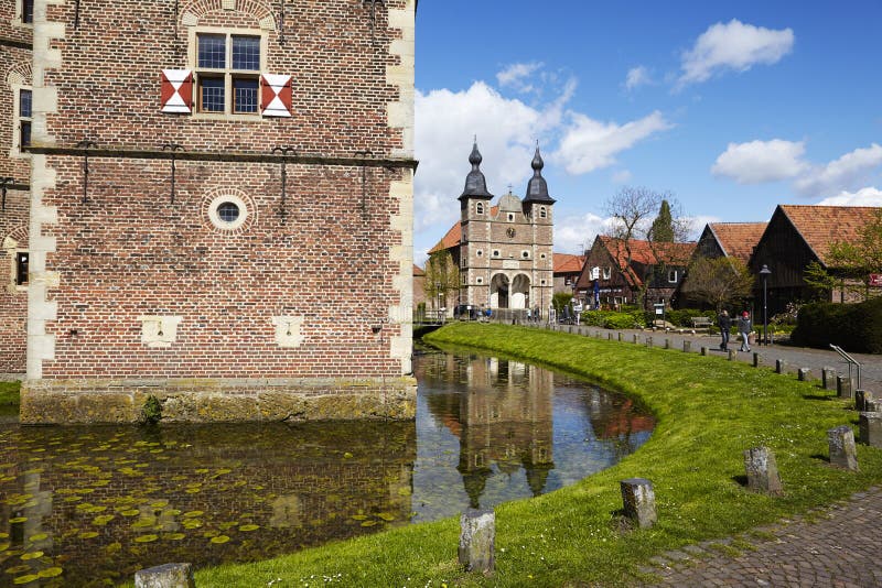 Omgiven Med Vallgrav Slott Raesfeld - Torn Fotografering för Bildbyråer ...