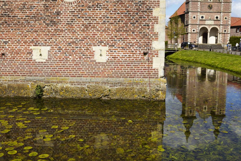 Omgiven Med Vallgrav Slott Raesfeld - Torn Fotografering för Bildbyråer ...