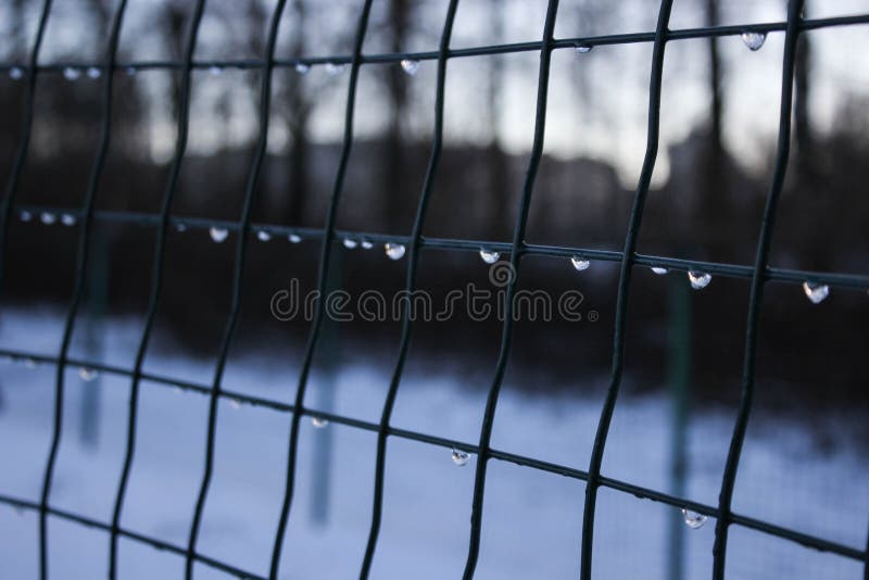 Omheining-dooi stock foto. Image of dalingen, koude - 108522976