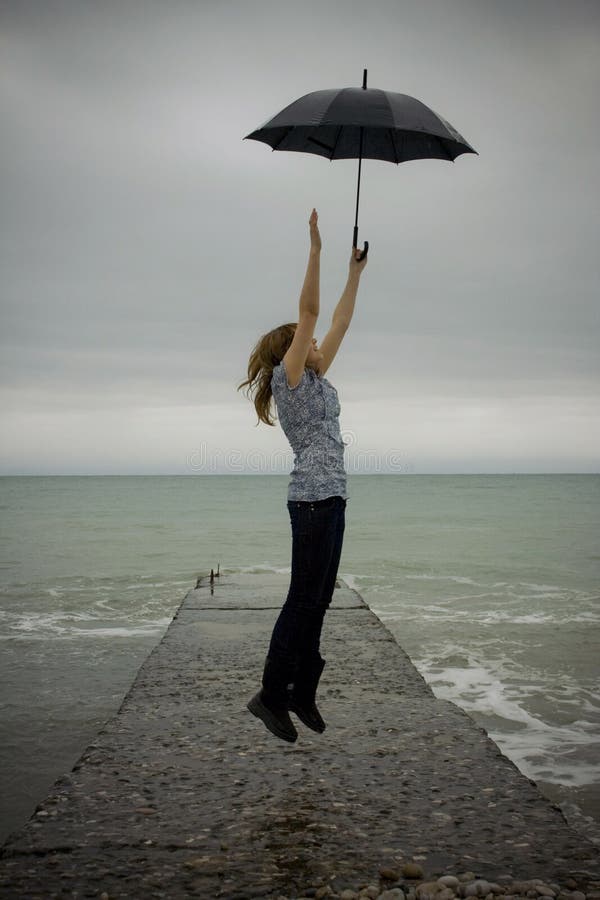 Omhoog Het Vliegen Van Meisje Stock Foto - Image of vliegen, persoon ...