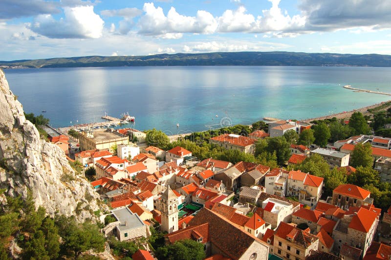 Omis Riviera stockfoto. Bild von meer, nave, felsen, tourismus - 17943582