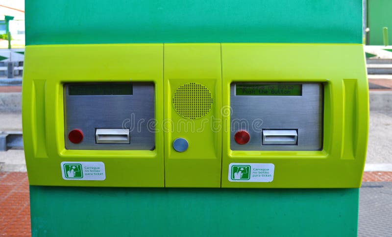 Omnibus émettant La Machine De Péage De Billet Image stock - Image du ...