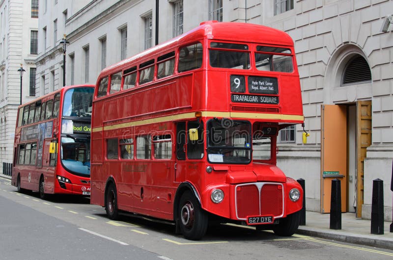 Londres, Reino Unido, 14 De Julio De 2019 Icónico Autobús Rojo De Dos ...