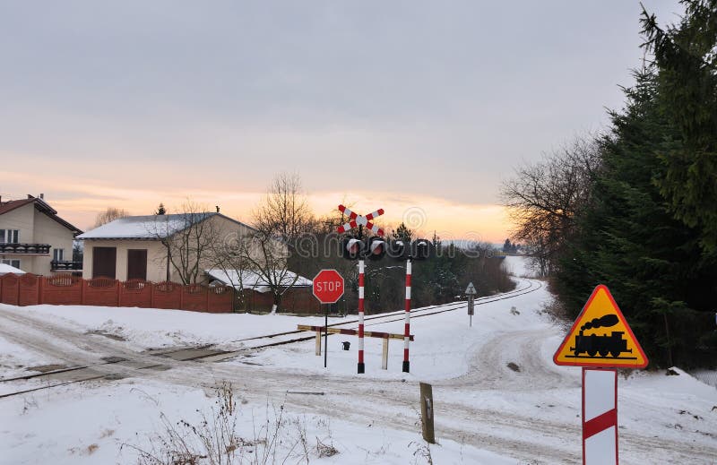 Onbewaakte Spoorwegovergang Stock Afbeelding - Image of koude ...