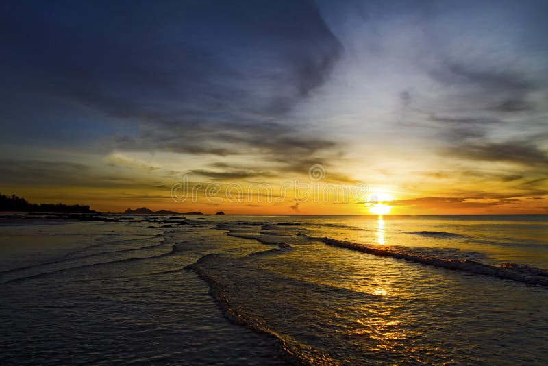 Onda Do Swash Do Nascer Do Sol Foto de Stock - Imagem de tropical ...