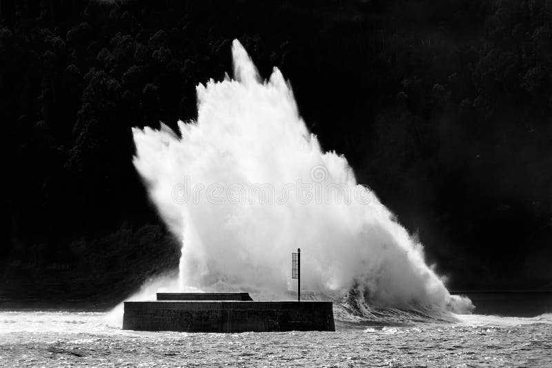 Onda Grande a Quebrar No Quebra-mar Foto de Stock - Imagem de queda ...