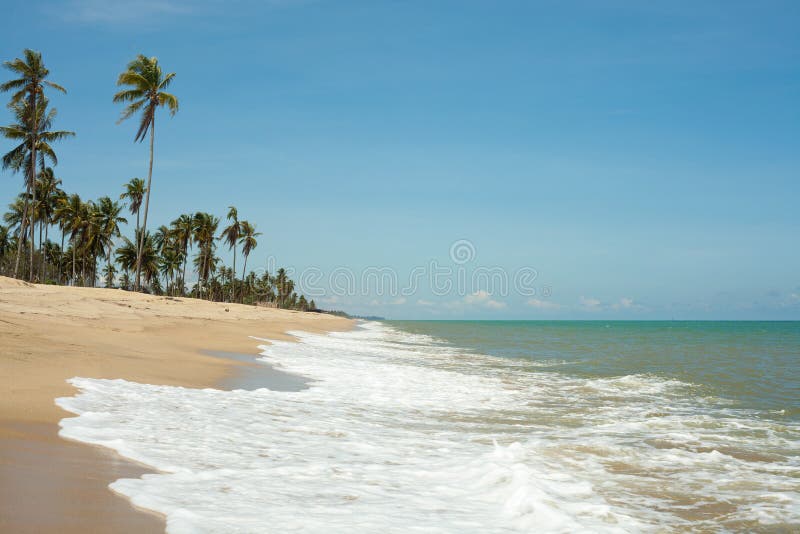 Onda Na Areia E No Mar Azul Imagem de Stock - Imagem de oceano, bonito ...