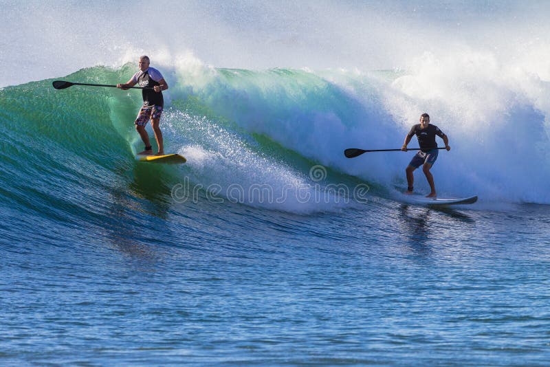 Onda surfando do SUP dois foto de stock editorial. Imagem de ...