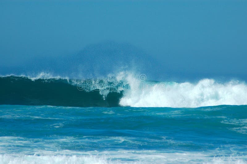 Olas Rompiendo Sobre Las Rocas Imagen de archivo - Imagen de coastline ...