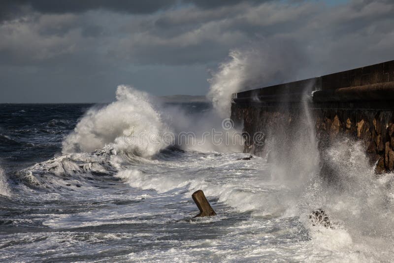 Ondas De Quebra Sobre O Quebra-mar De Holyhead Foto de Stock - Imagem ...