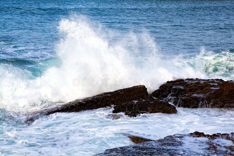 17,914 Olas Chocando En Las Rocas Fotos de stock - Fotos libres de ...