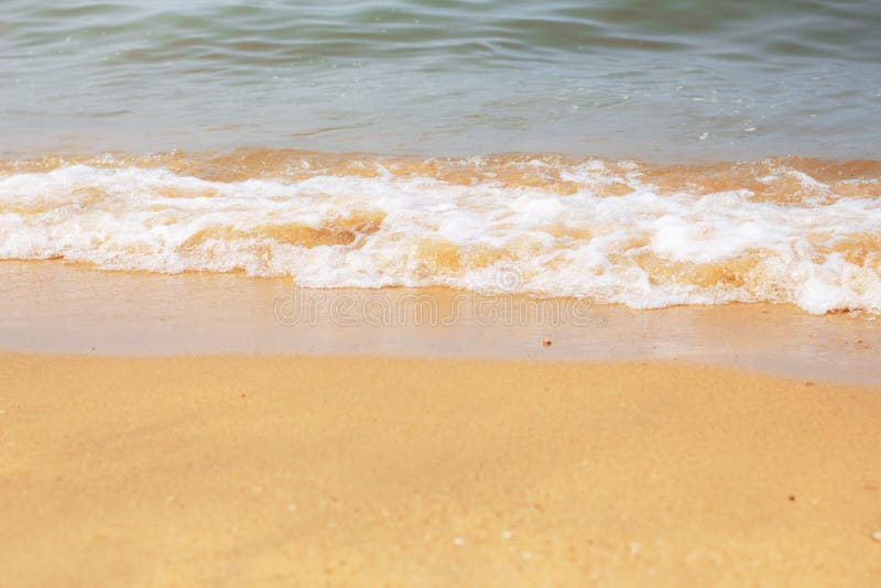 Ondas na praia de areia imagem de stock. Imagem de paisagem - 178957205