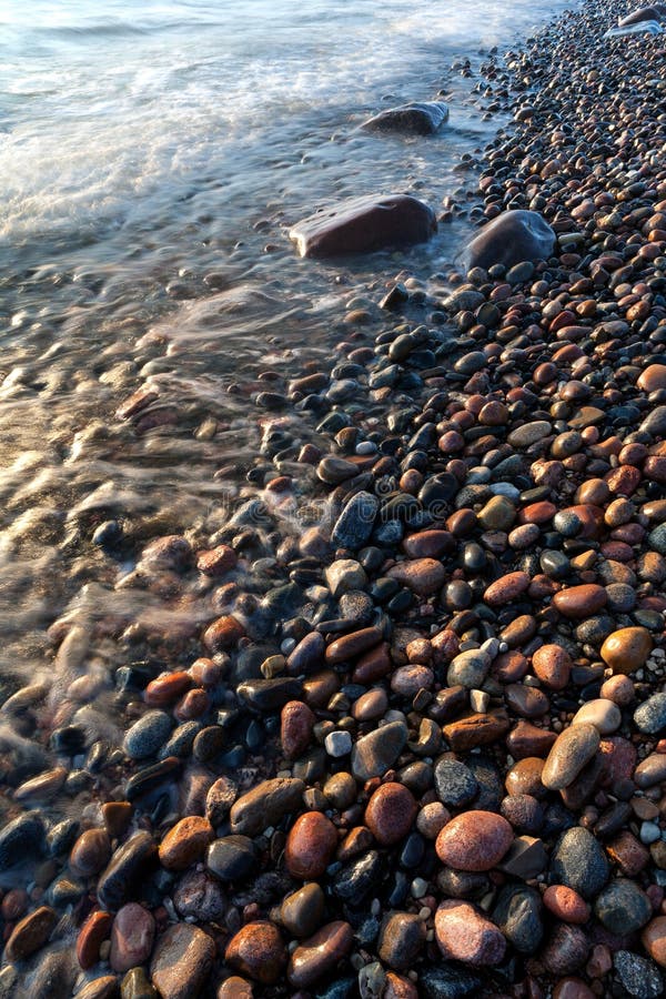 Pedras Coloridas Na Praia Perto Do Mar Foto de Stock - Imagem de costa ...
