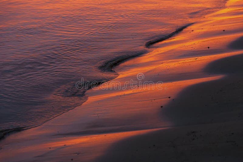Ondas Rojas En La Puesta Del Sol Foto de archivo - Imagen de arena ...
