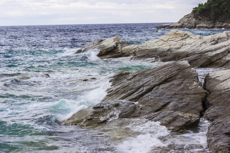 Onde Che Schiacciano Una Roccia Durante L'alba Alba Alla Grande Strada ...